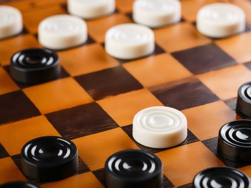 Dame: Strategisches Brettspiel für kluge Köpfe - 50PLUS.de